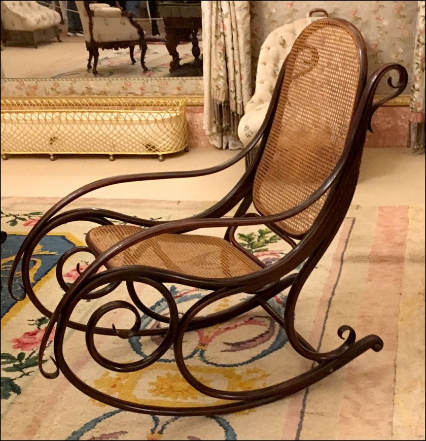 La mecedora nº 1 de Hermanos Thonet en el tocador de la Reina del ...